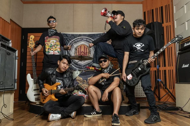 Weekend Warriors Luncurkan Album Perdana “Pejuang Akhir Pekan” Weekend Warriors Luncurkan Album Perdana “Pejuang Akhir Pekan”